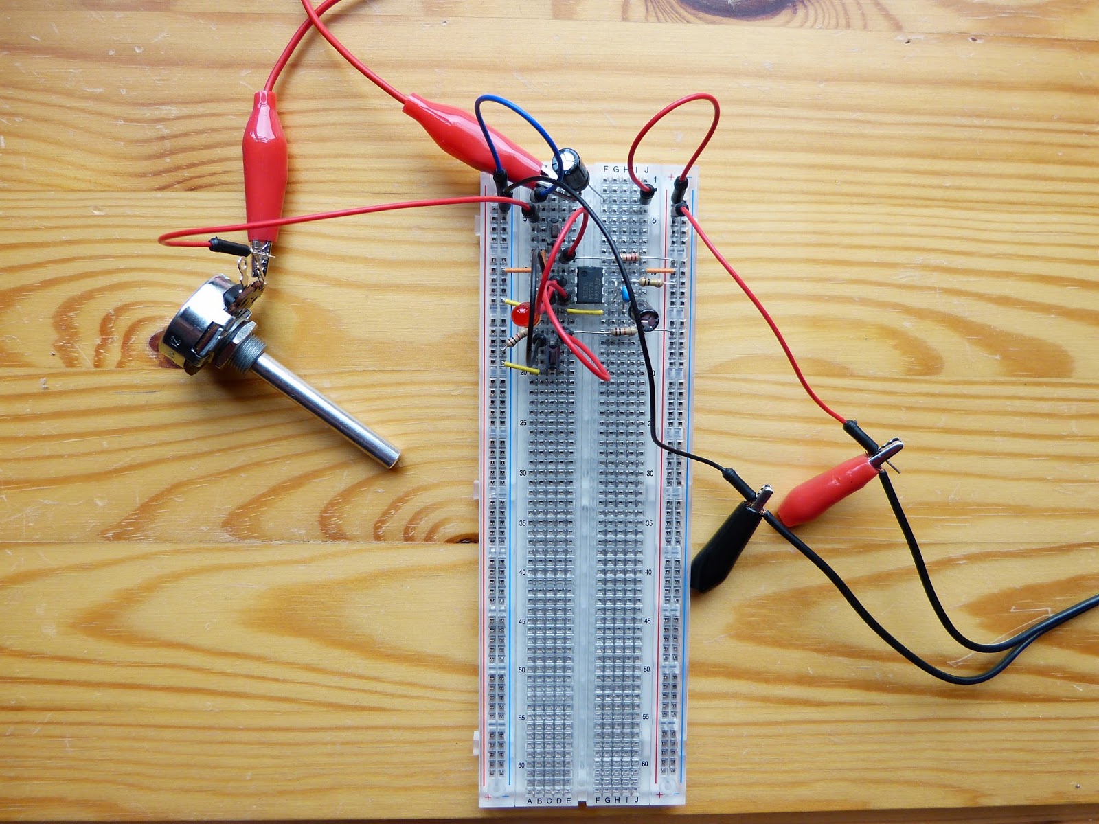 Experiment 16: monostable mode of the 555 chip – HomeHack